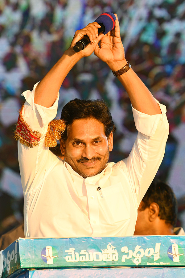 అభిమానం పూలవర్షమై.. జైత్రయాత్రకు నీరా‘జనం’ (ఫొటోలు) | AP CM YS Jagan Memantha Siddham Public ...